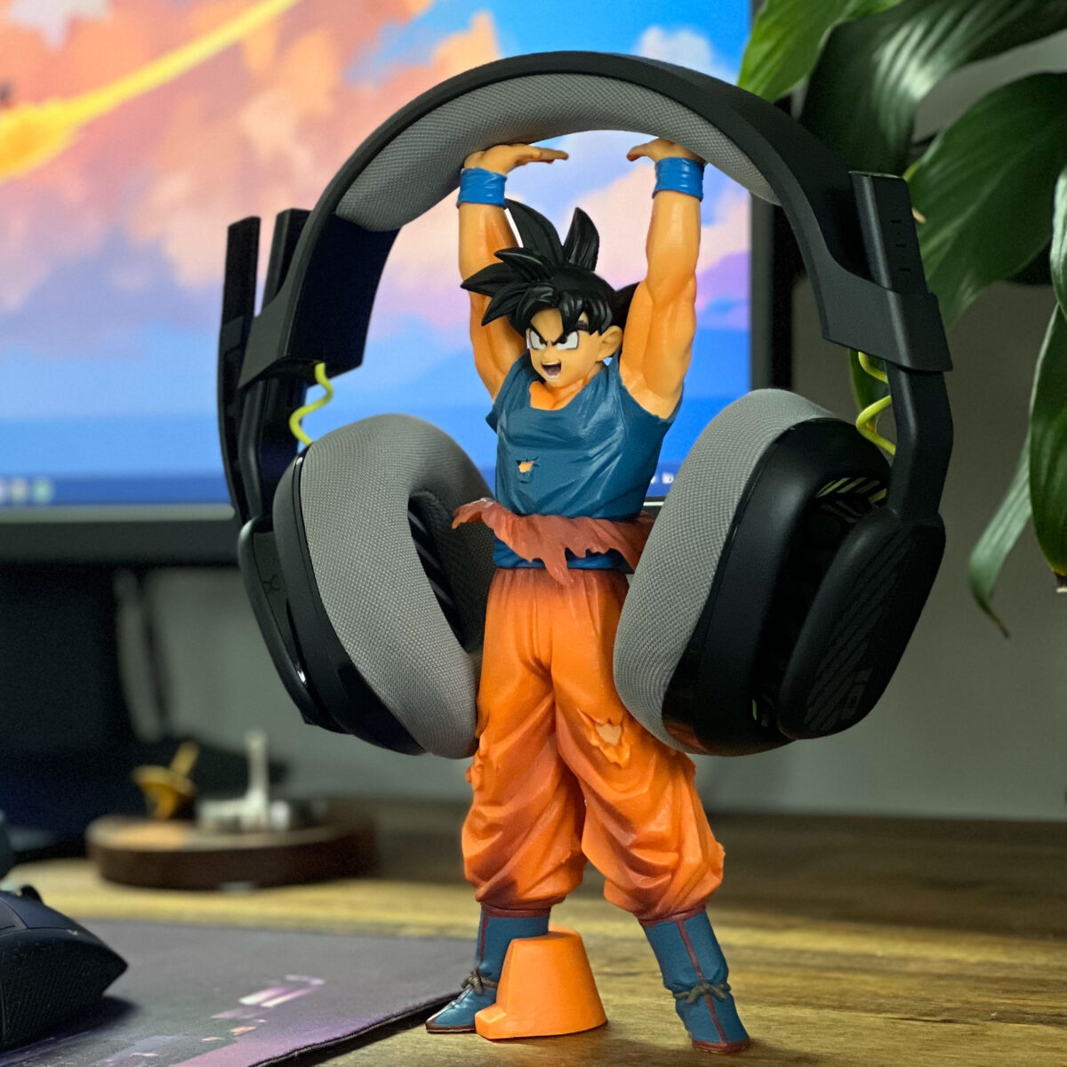 25cm GOKU HEADPHONE STAND - Standify - Epic Anime Accessories